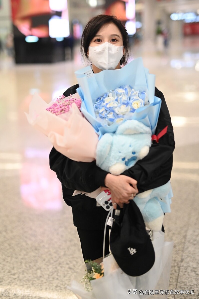 Duan Yixuan shows up at Shanghai Airport, her eyes are so gentle, her ...
