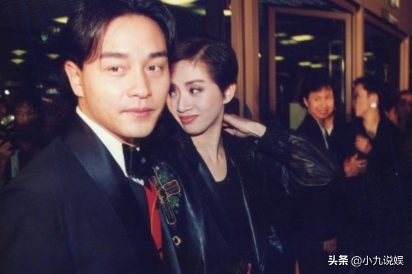 Anita Mui Leslie Cheung took a group photo, each one is full of memories and treats each other ...