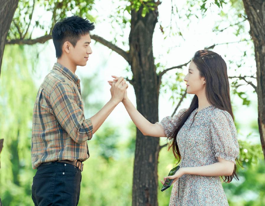 [Go to a windy place] is currently on the air, Li Xian and Liu Yifei ...