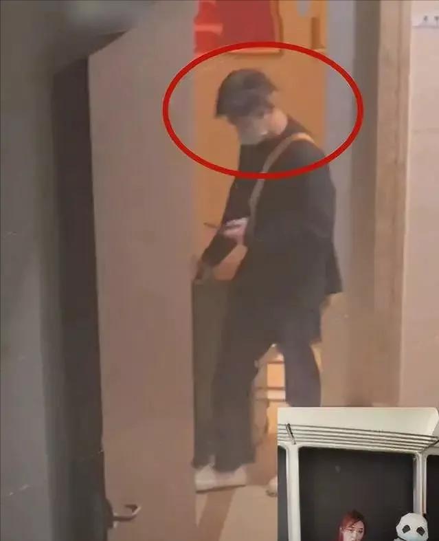 It was revealed that Ouyang, Nana, and Zhai Zilu were suspected of living together. The man was ...