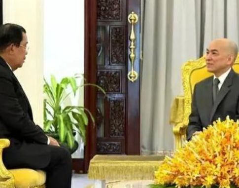 When Hun Sen entered the palace to meet the king, netizens saw the clue ...
