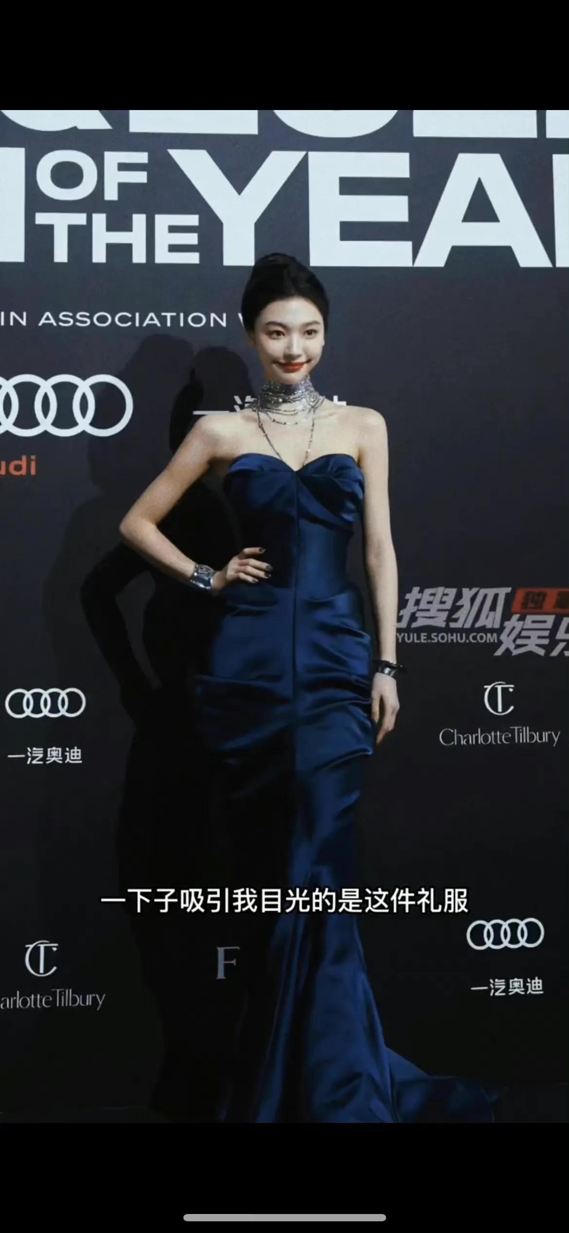 Yi Mengling is really popular this time, wearing a dark blue dress to ...