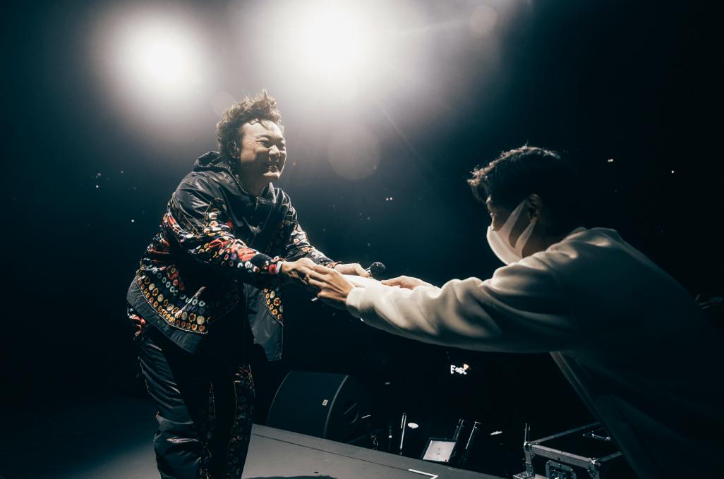 Eason Chan's 3rd concert starts again! The super exciting scene makes ...
