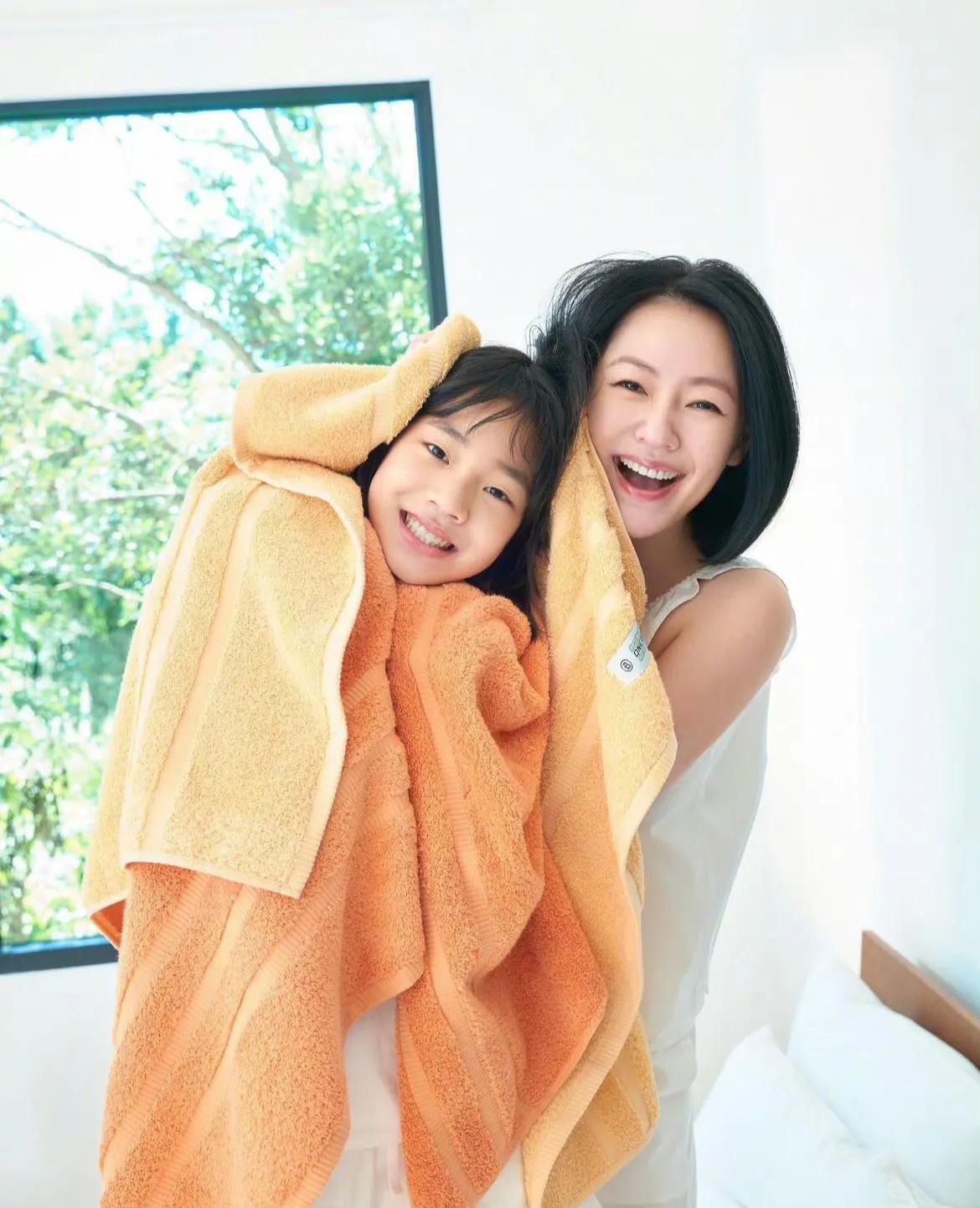 The rain is about to come, Little S and the third daughter are filming ...