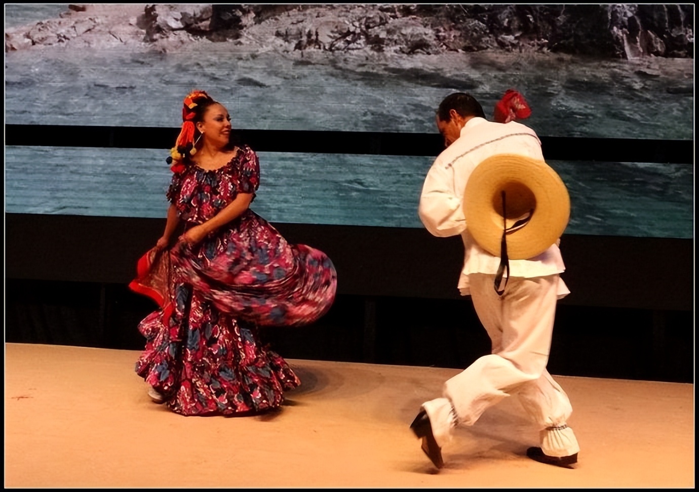 Why is the Mexican folk dance with a history of 5 centuries influenced ...