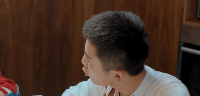 Sentence: Looking for Marathon to be the peacemaker, Qi Heng's head is ...