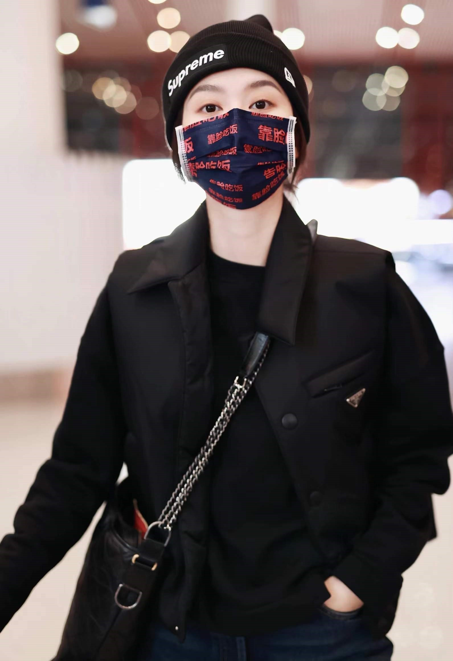 Qiao Xin can't hide her aura, she walks to the airport in a black look ...