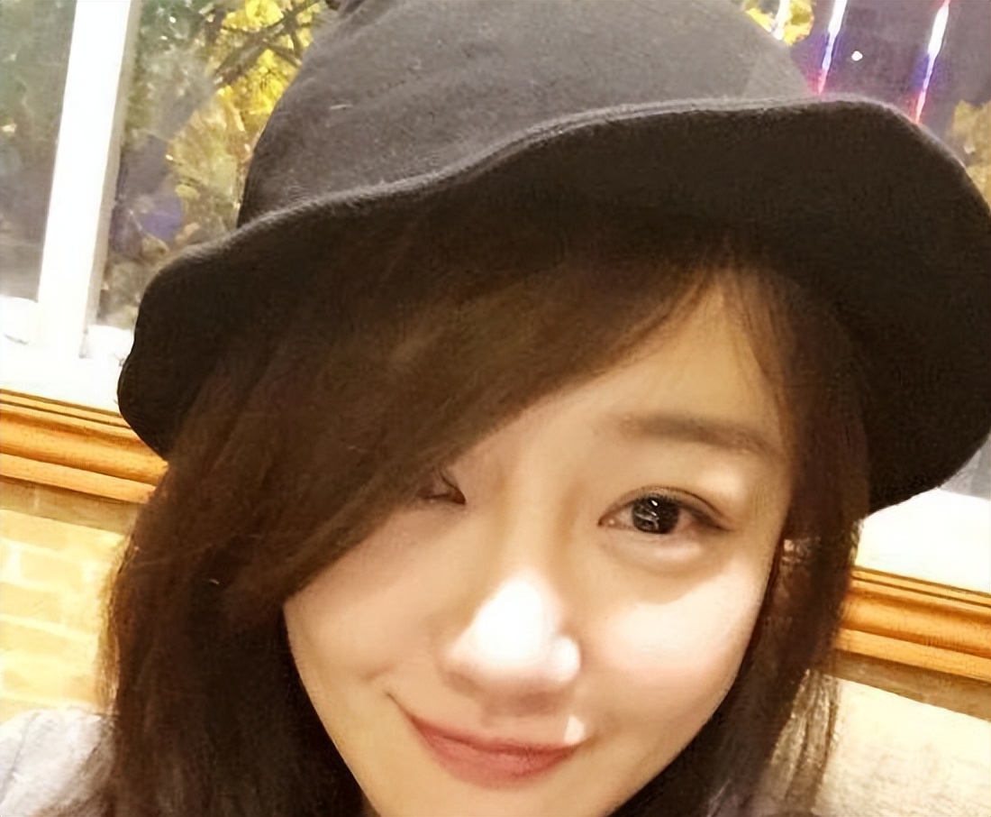 Let me show you the mansion where Xue Jianing lives. The walls of the house are only painted ...