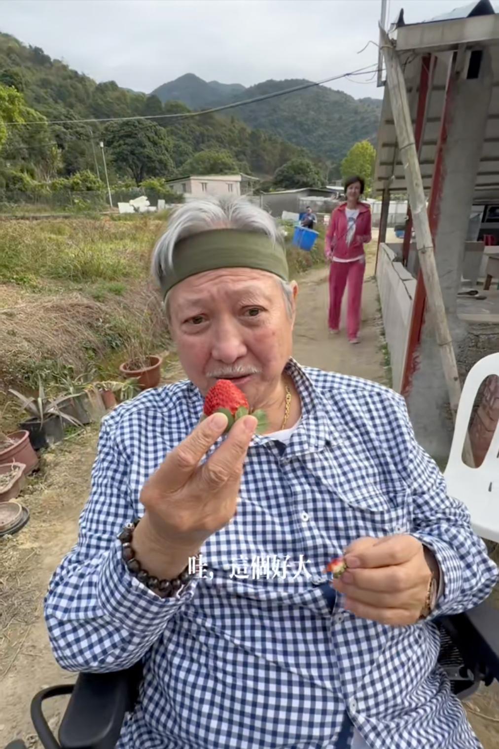 71-year-old Sammo Hung celebrates his birthday, eats strawberries in a ...
