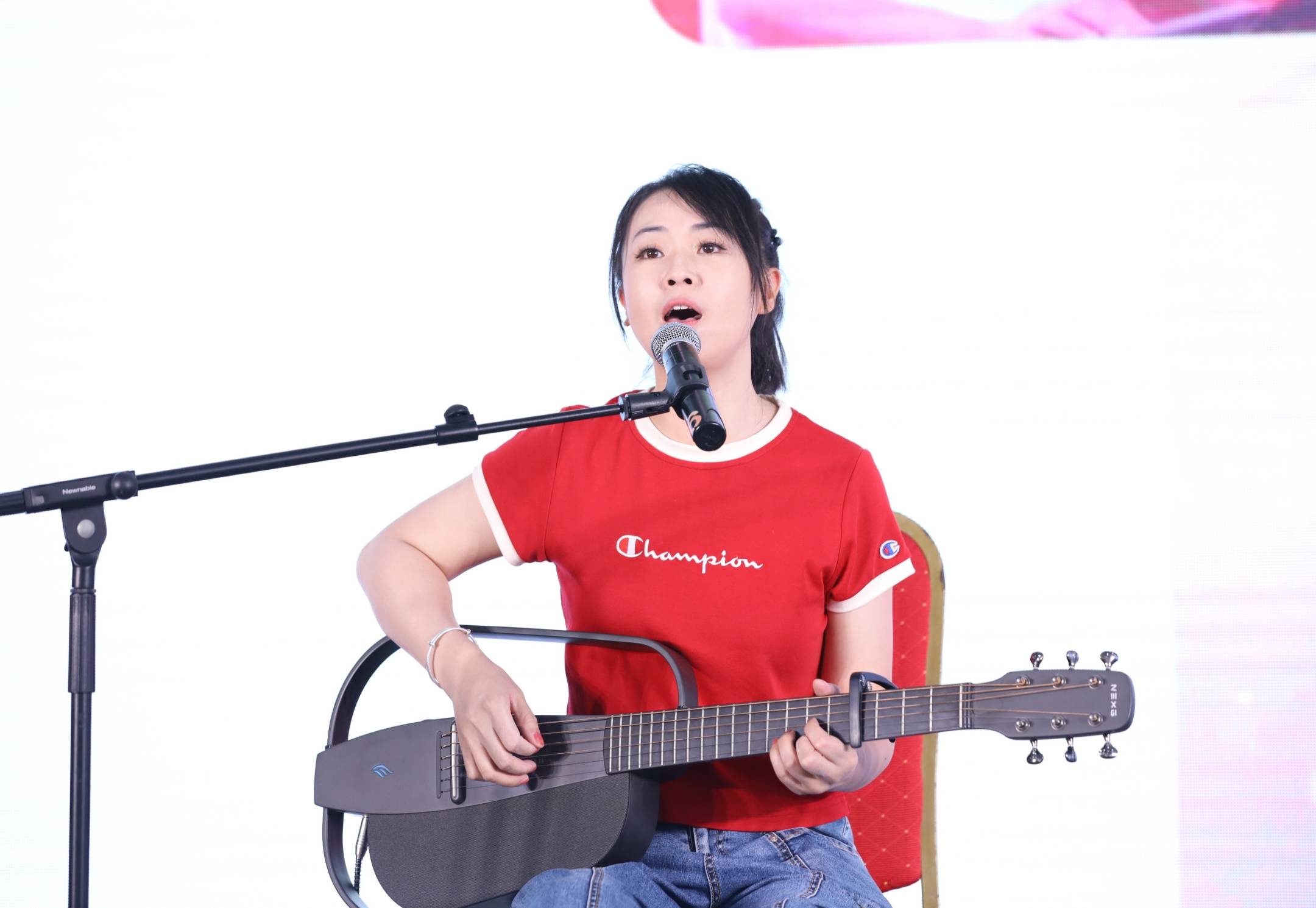 Singer Yang Zi's "heartbeat" summer and love "children" trip - iMedia
