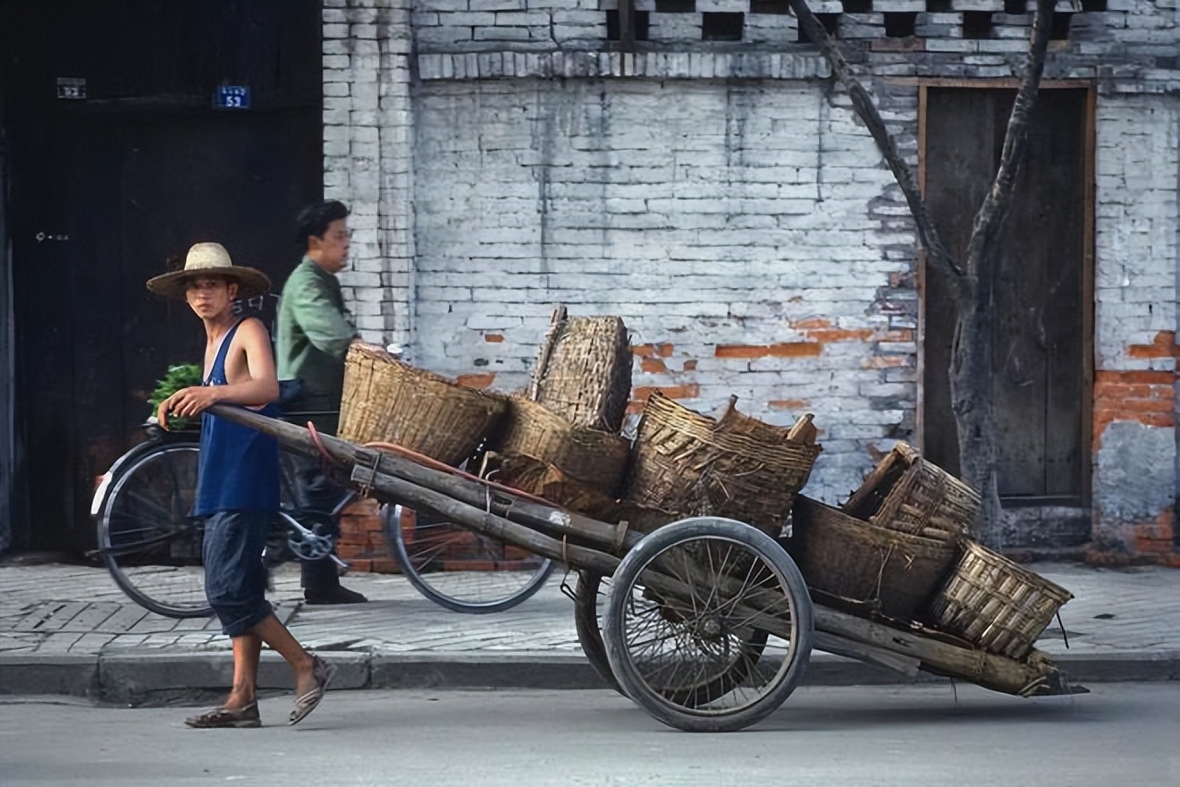 Old photos of Chengdu in the early 1980s - iNEWS
