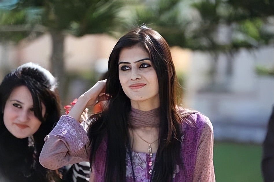 Why do Pakistani girls like to wear veils?After the true face is ...