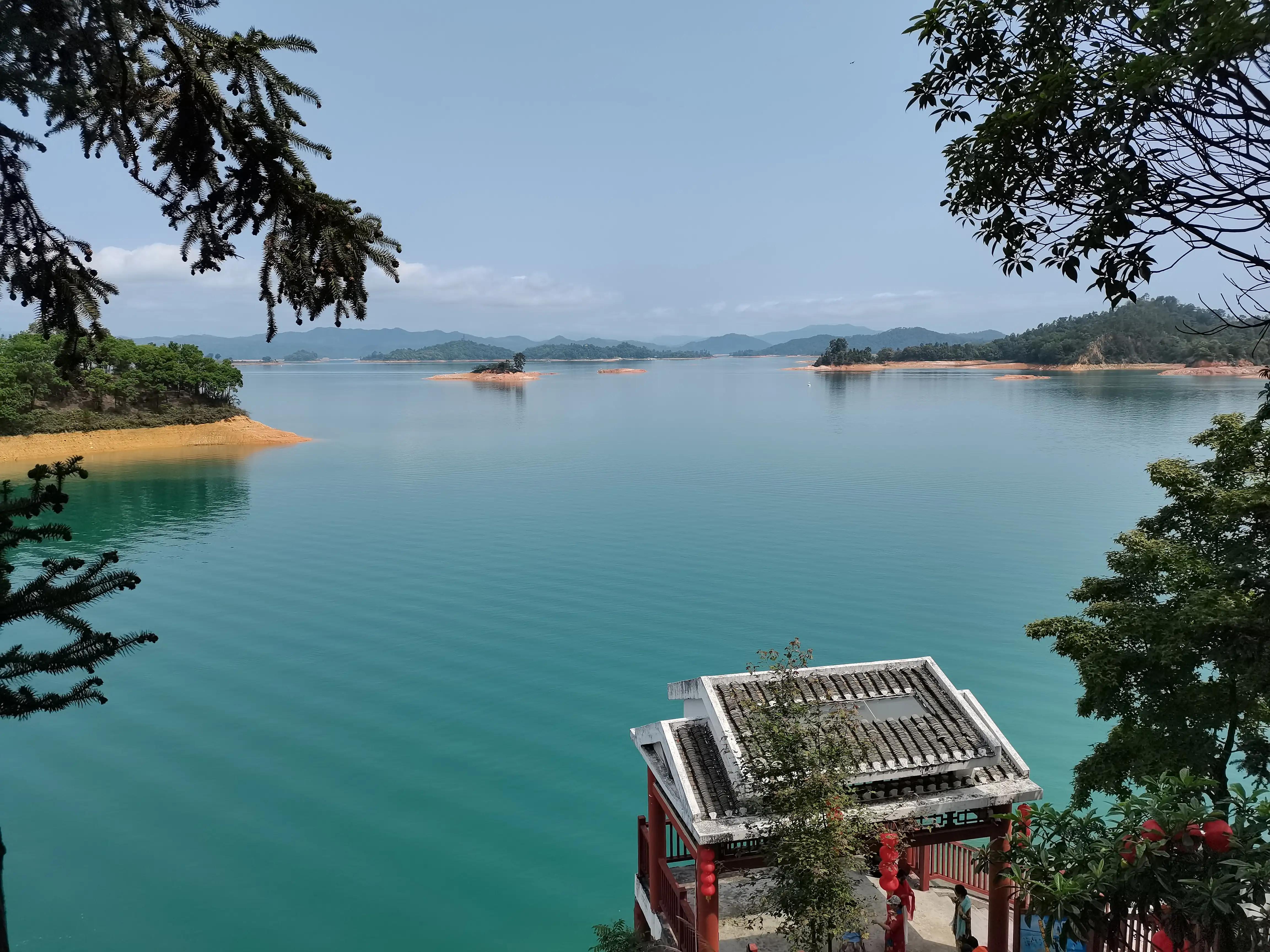 Wanlv Lake in the clear water oasis - iNEWS