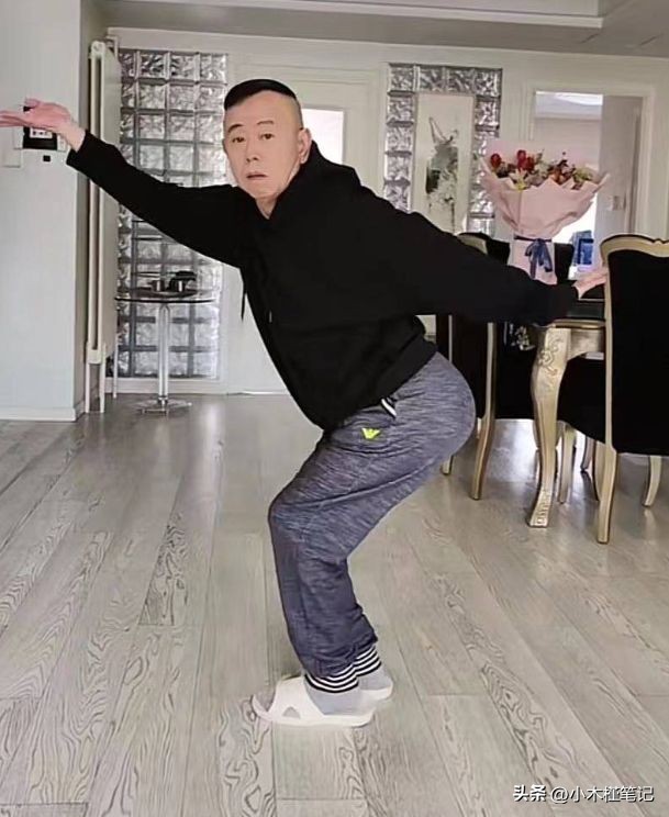 65-year-old Pan Changjiang danced the Dai dance, his movements were exaggerated and his eyes ...