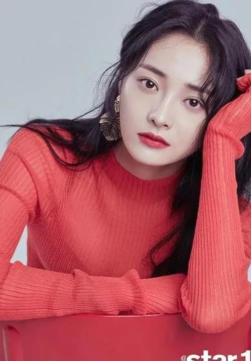 Mainland female singer Zhou Jieqiong - iNEWS