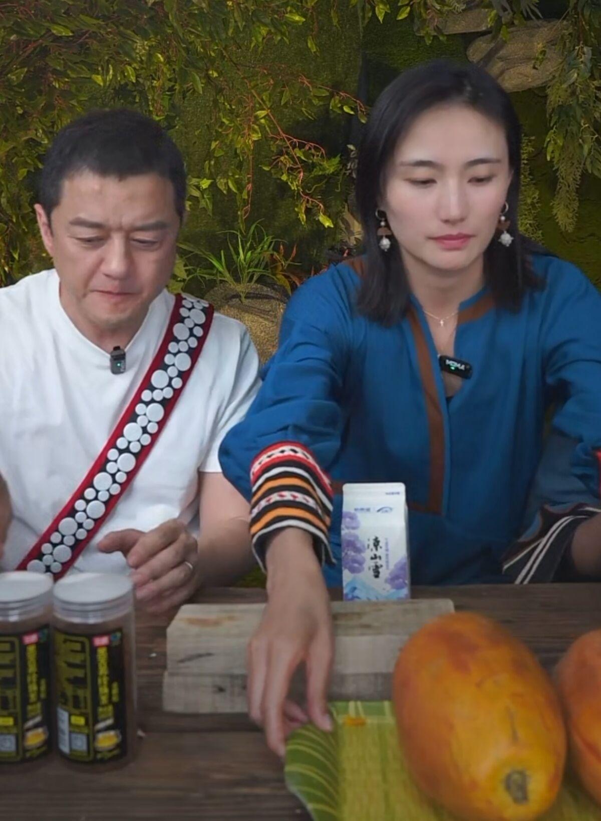 Li Yapeng and his wife brought goods together for the first time ...
