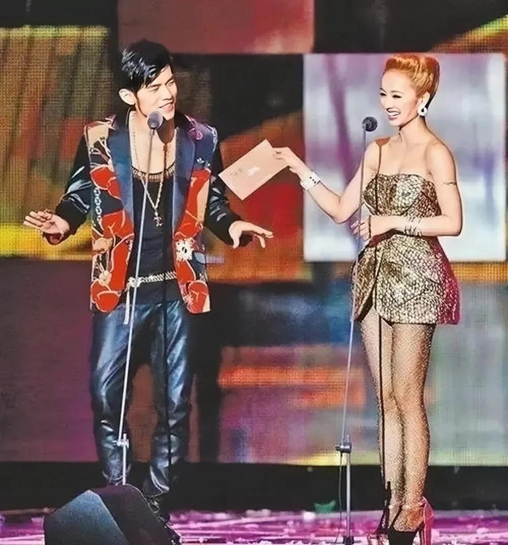 Wang Rong: Jolin Tsai is also wearing revealing clothes, playing around ...