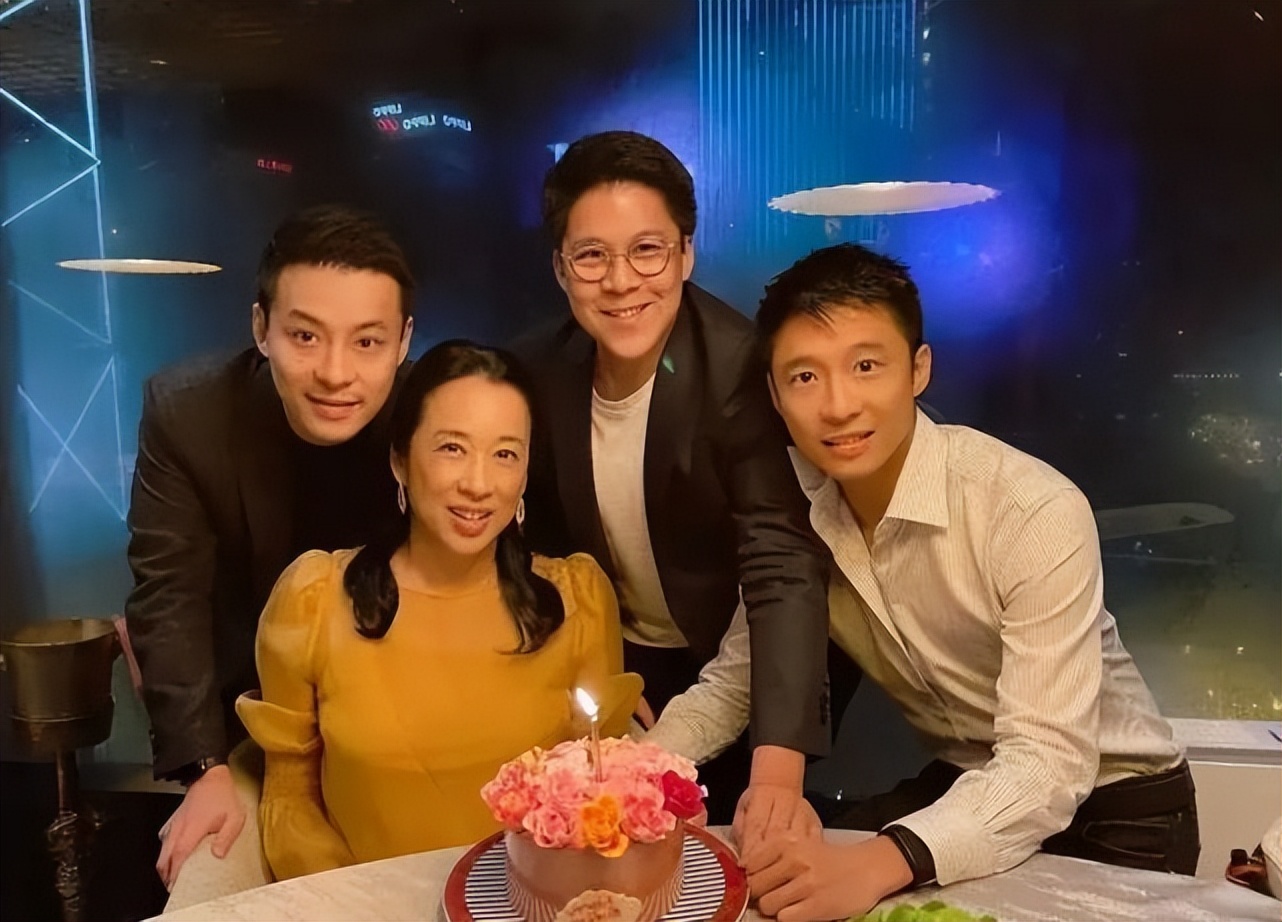 The three brothers Huo Qigang accompany their mother on their birthday ...