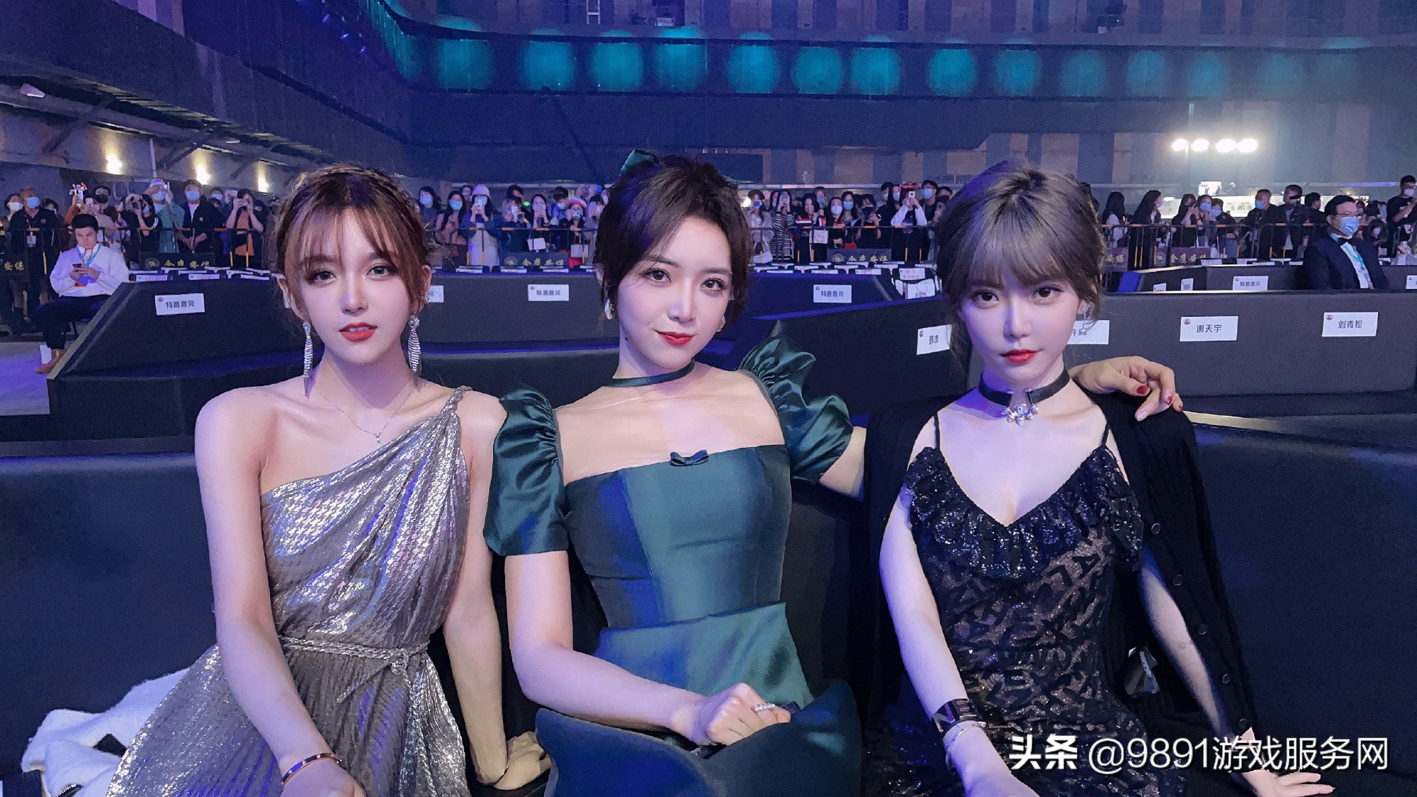 LPL hostess Yu Shuang took a group photo, Lqs became Wang Junkai and ...