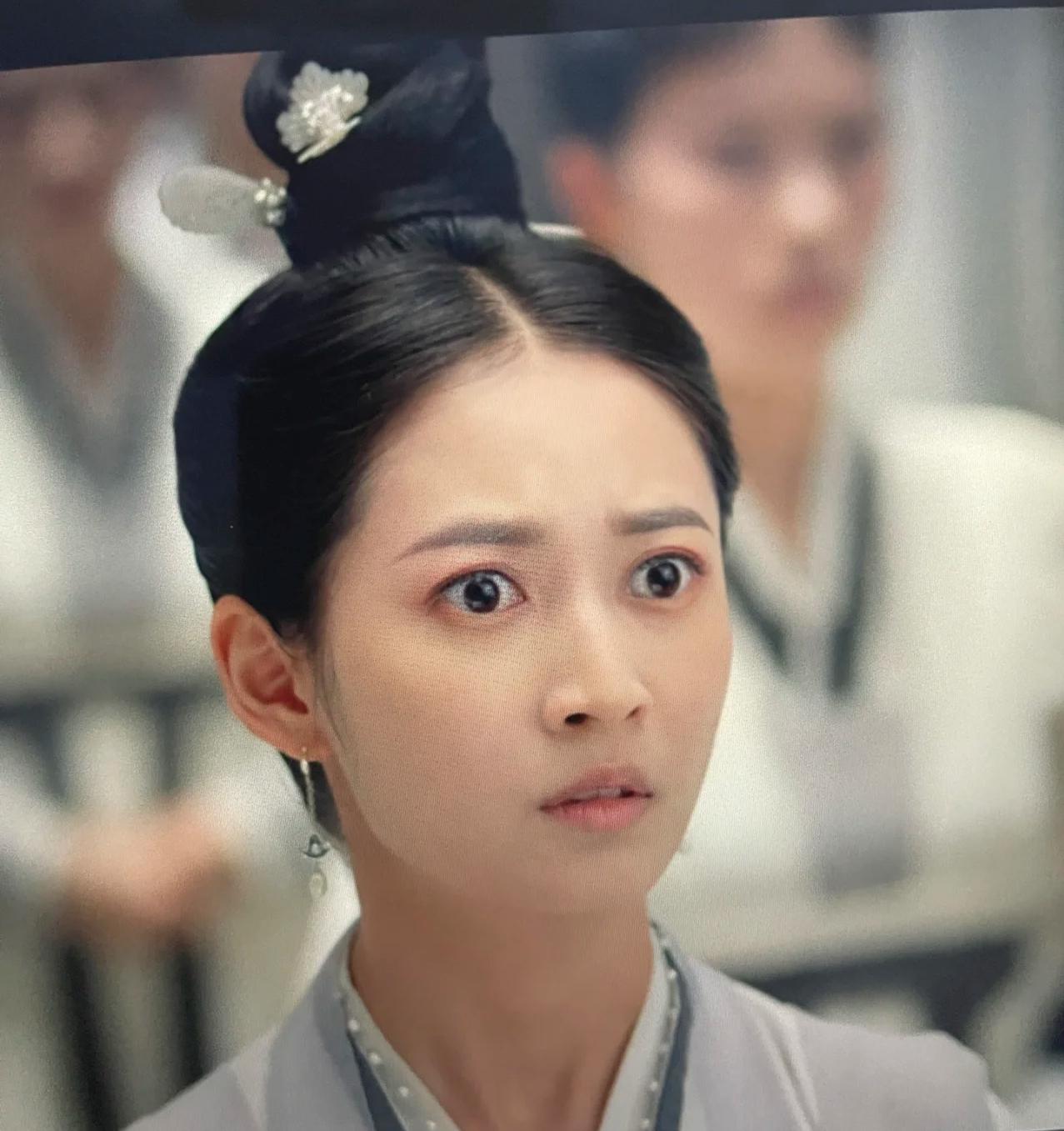 The female star's facial features are flying around, staring, and ...