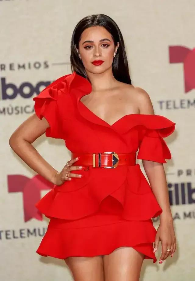 Hollywood stunning actress: soft light and blurred eyes - iNEWS