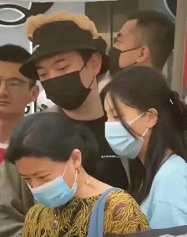 Wang Sicong takes the beauty back to the hotel together! The dress is ...