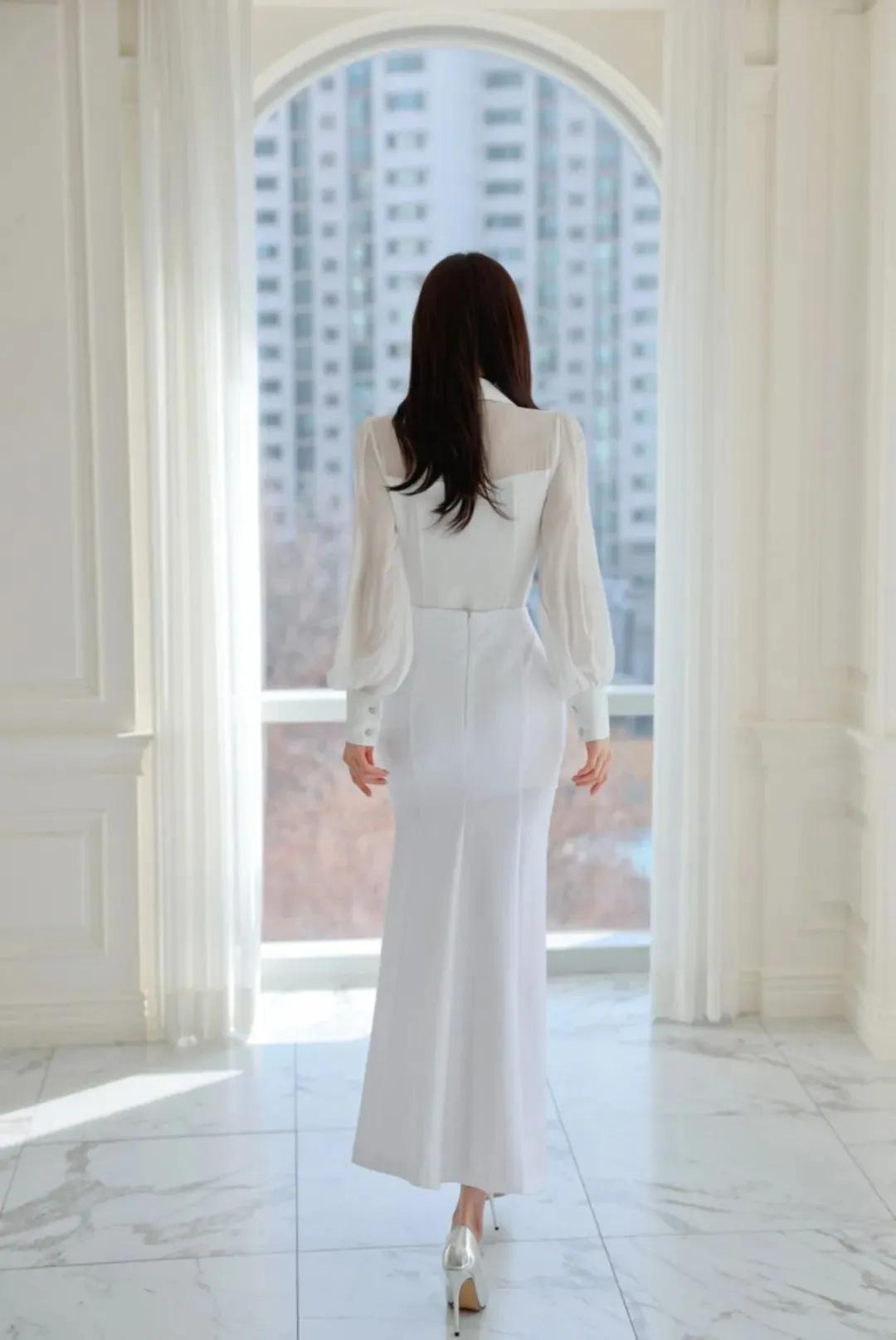 Sun Yunzhu, wearing a white and tender stand-up collar see-through ...