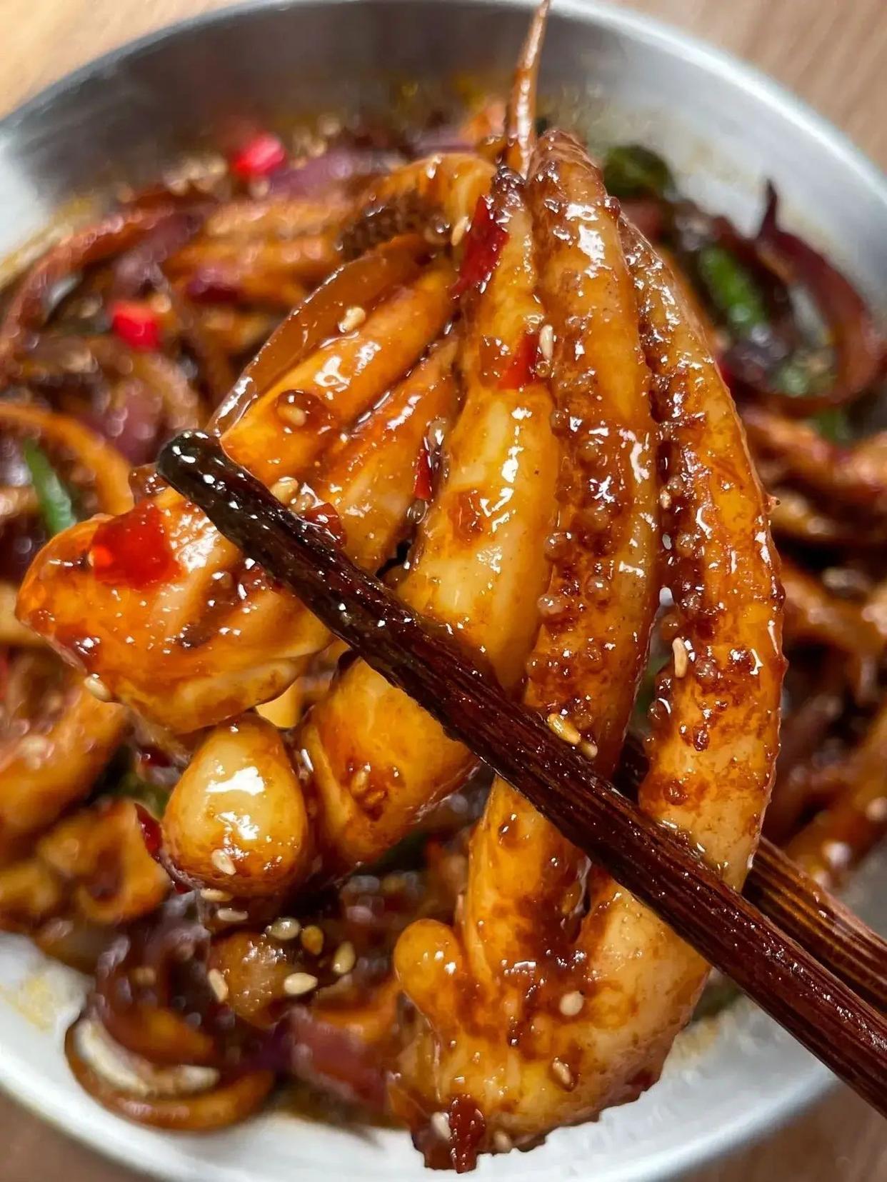 The stir-fried spicy squid made in this way is neither old nor hard nor ...