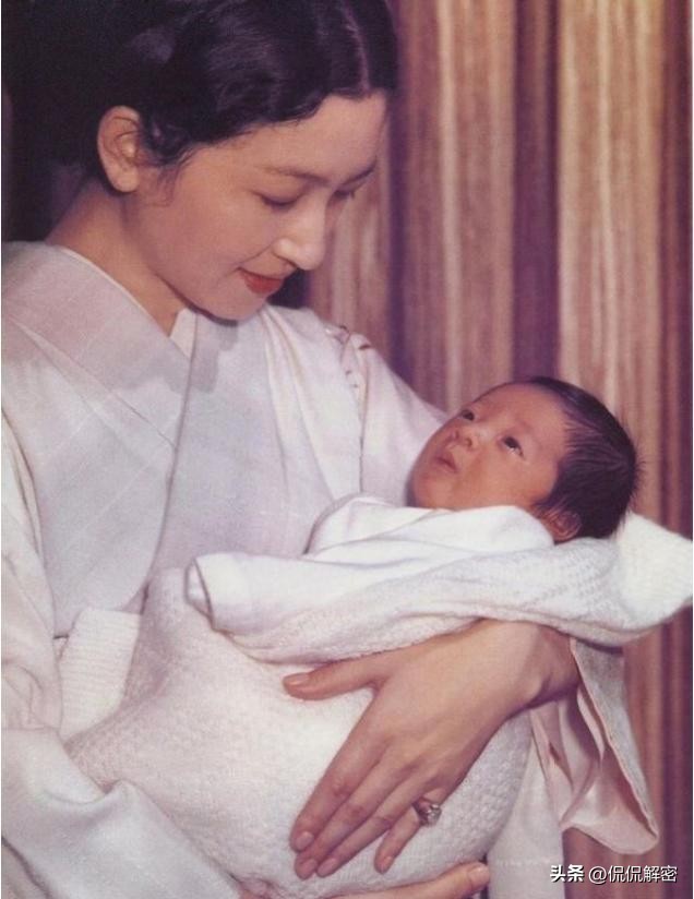 How beautiful Michiko was back then, the young Akihito couldn't help ...