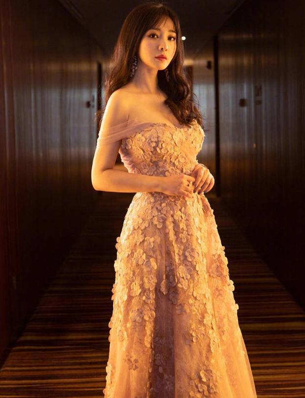 Liu Yan appeared wearing a pink suspender skirt, and the shoulder straps slipped off causing ...