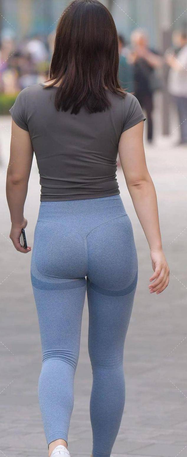 Girls with wide hips wear leggings, which are fashionable, casual and thin, beautiful and saucy ...