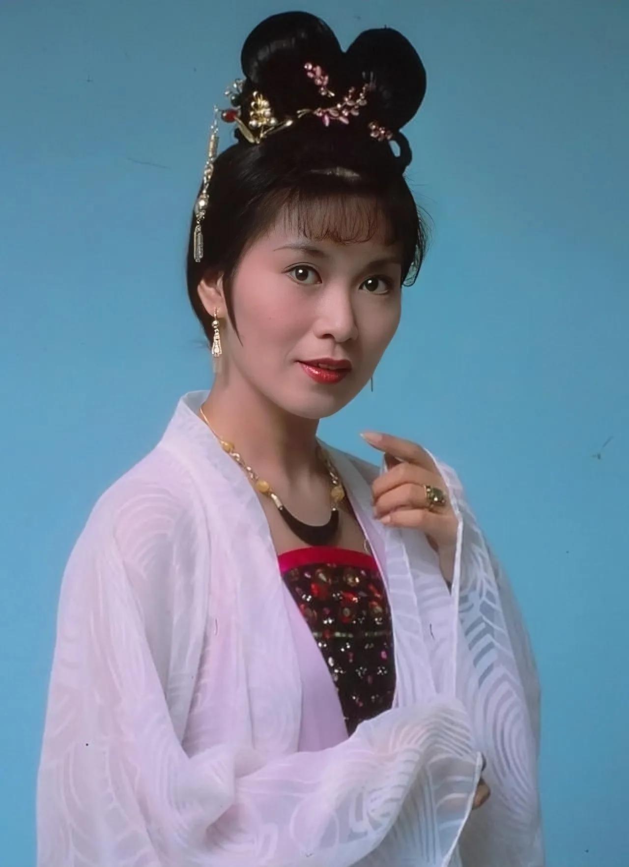 At the age of 70, still wearing stockings, Li Siqi perfectly interprets ...