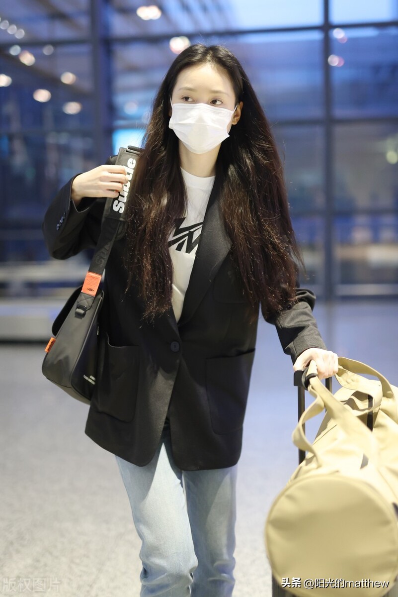 Sun Yihan appeared in a black suit at Shanghai Hongqiao Airport - iNEWS