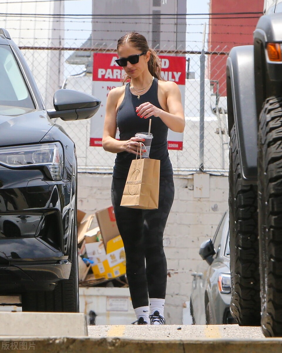 Minka-Kelly's Los Angeles dark blue vest + black pants go out for ...
