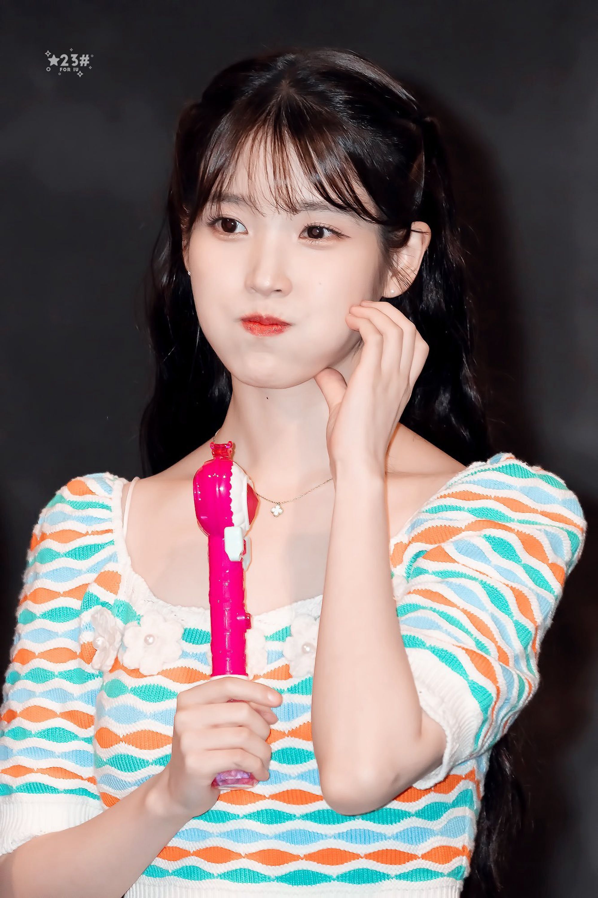 Li Zhien IUaena striped top playful photo - iMedia