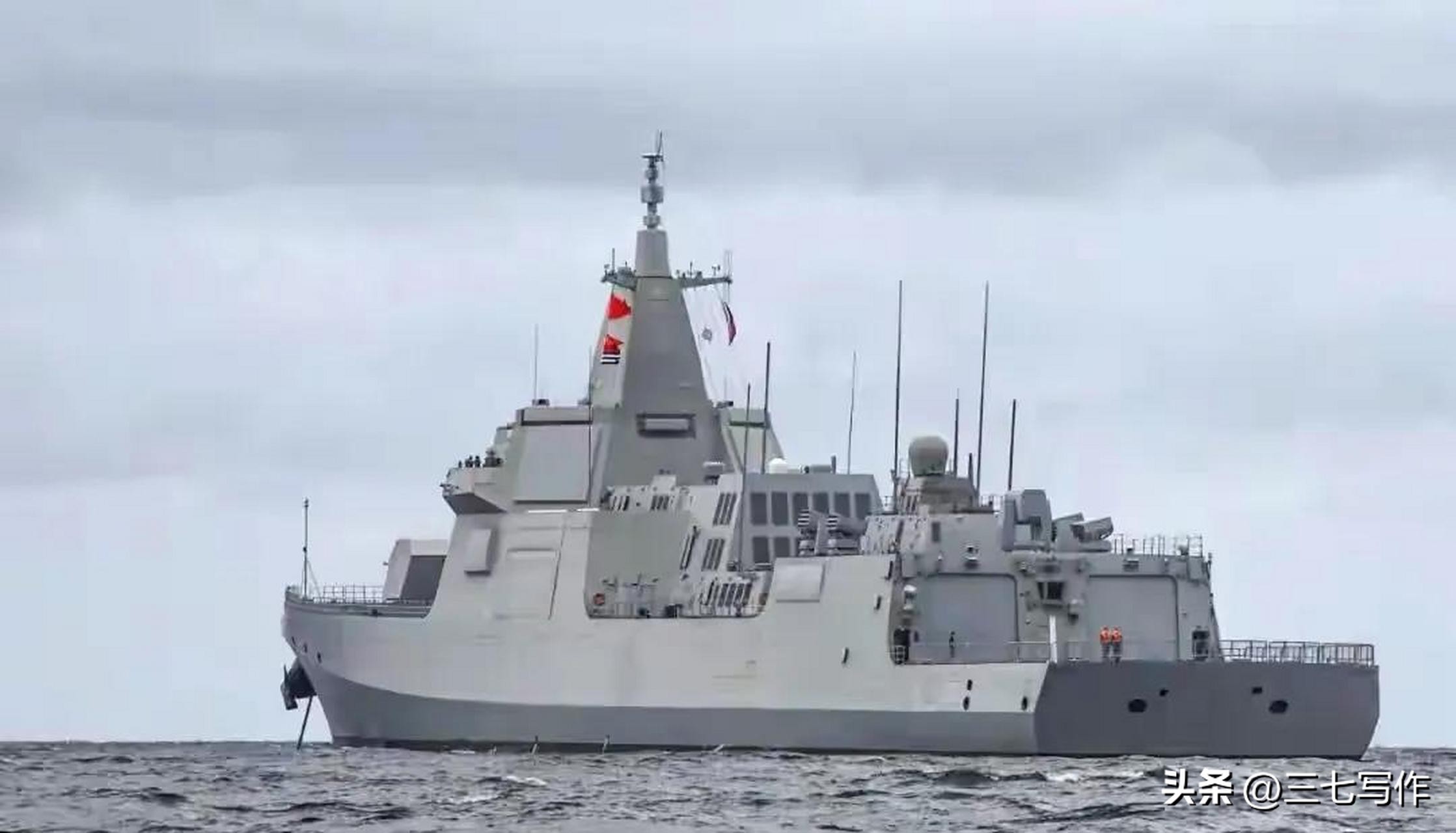 Catch up with China! The 055B ship will be launched with a full row of 15,000 tons of ...