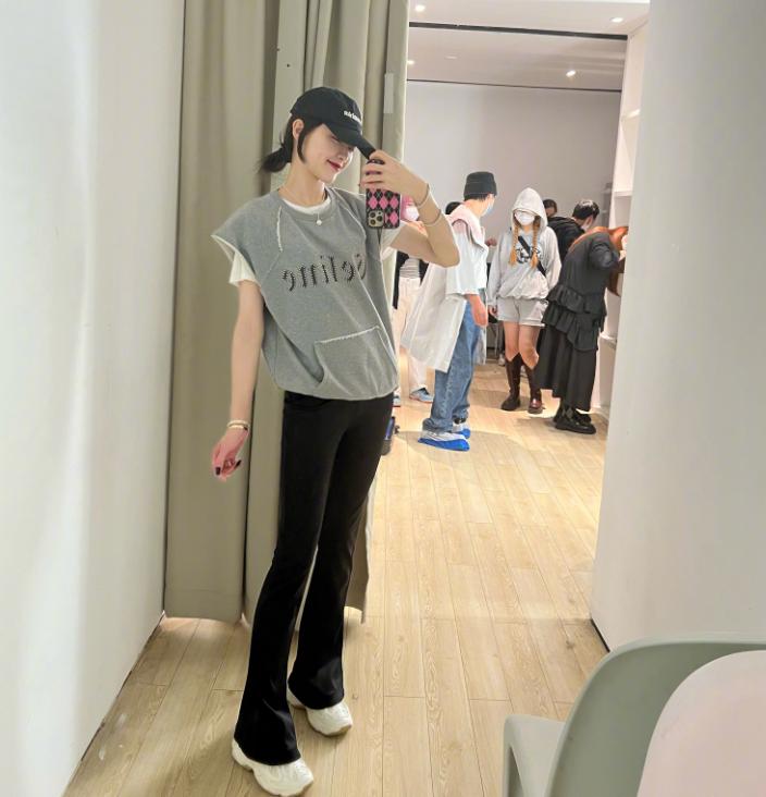 38-year-old Tang Yan's recent photos were exposed!Taking a selfie in ...