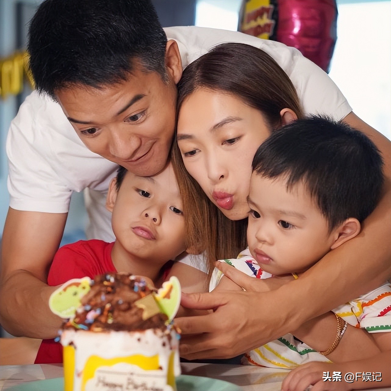 Happy family of four!Former TVB artist Chen Zhishen and his sons make a ...