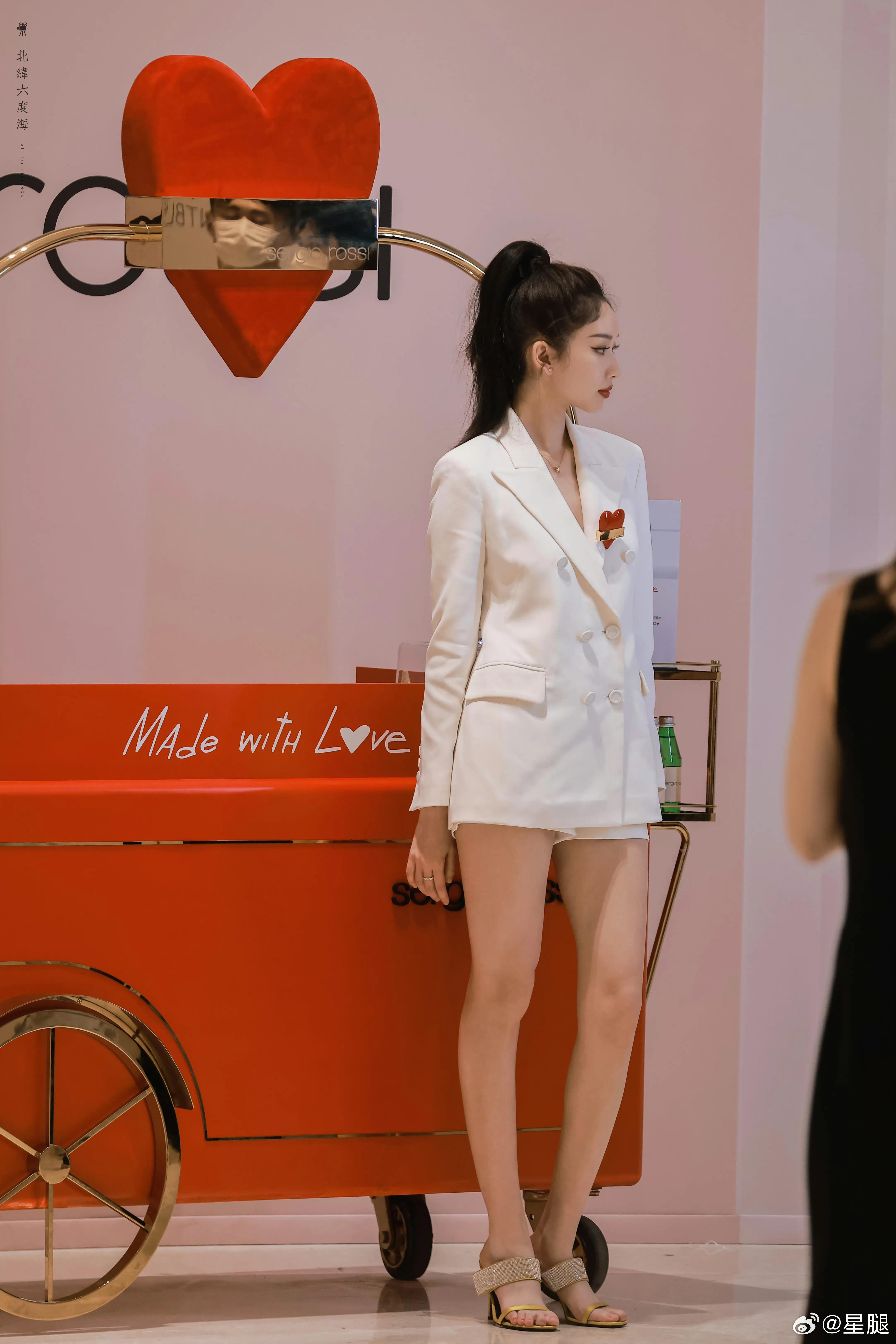 Liu Lingzi was in a pure white suit at the event, with long legs and ...