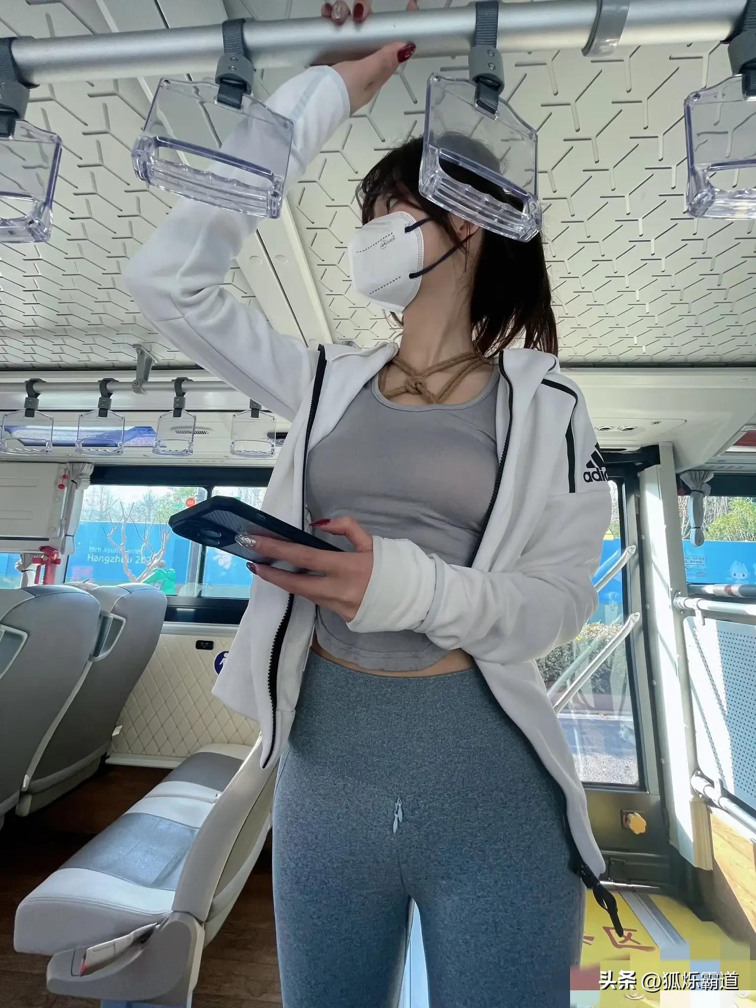 Breaking news: Haidilao Hotel scratches its head and poses. Azhu ...