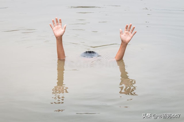 The boy accidentally fell into the Songhua River, his parents rescued ...