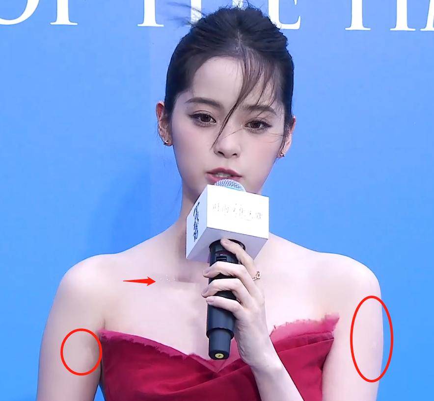 It's the red carpet again! Yang Zifeng is messy, Yin Tao's breasts are ...