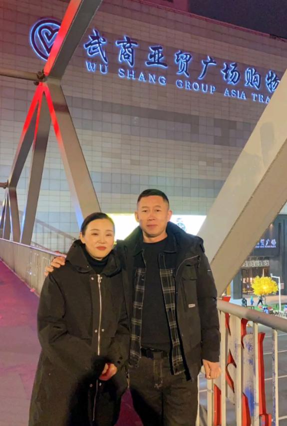 Sun Haiyang and his wife revisited the old place with their arms around ...