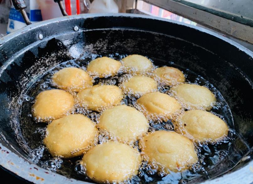 Old-fashioned fried sugar cake: a classic traditional delicacy - iMedia