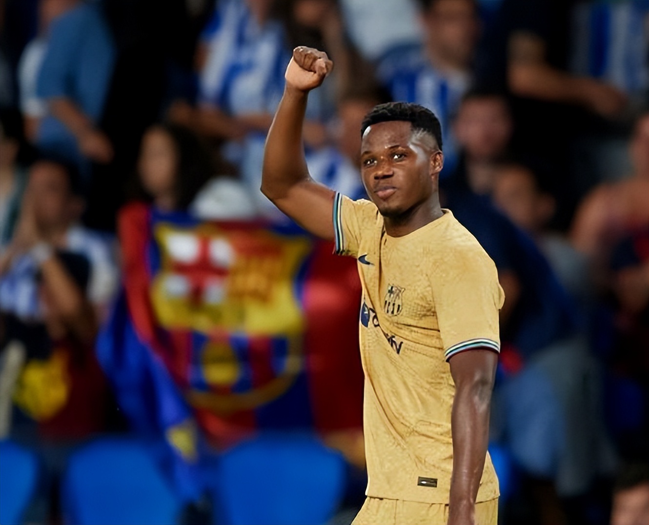 Barcelona's No. 10 genius is amazing!Heel assist + Lewandowski scored ...