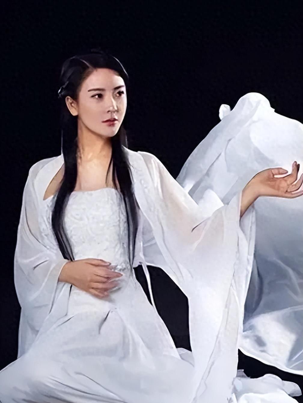 She once accompanied Xu Jiayin to KTV entertainment, and her annual ...