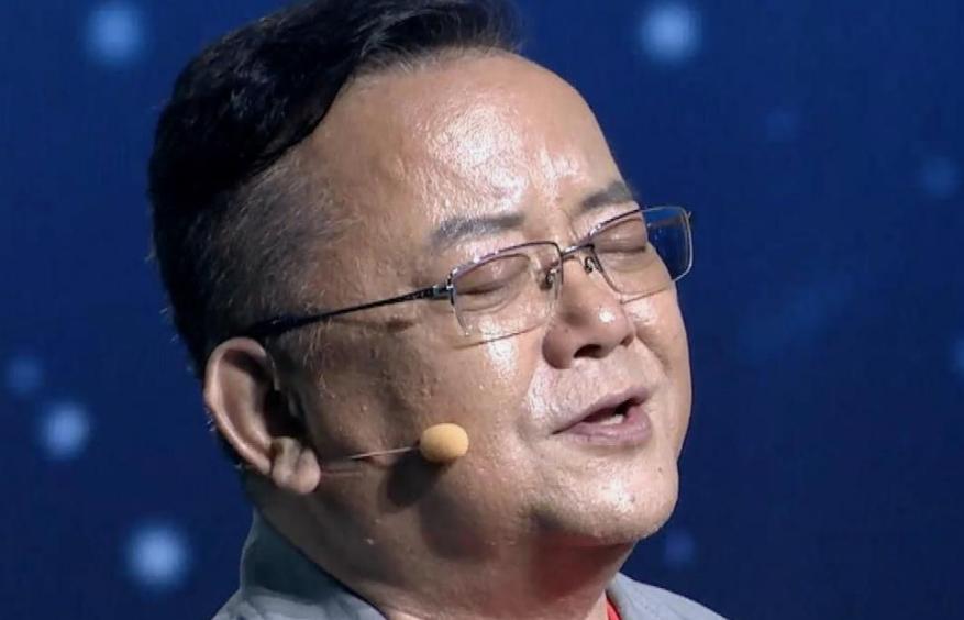 75-year-old Wang Gang and his son watched the football game, 12-year-old Wang Yiding was ...