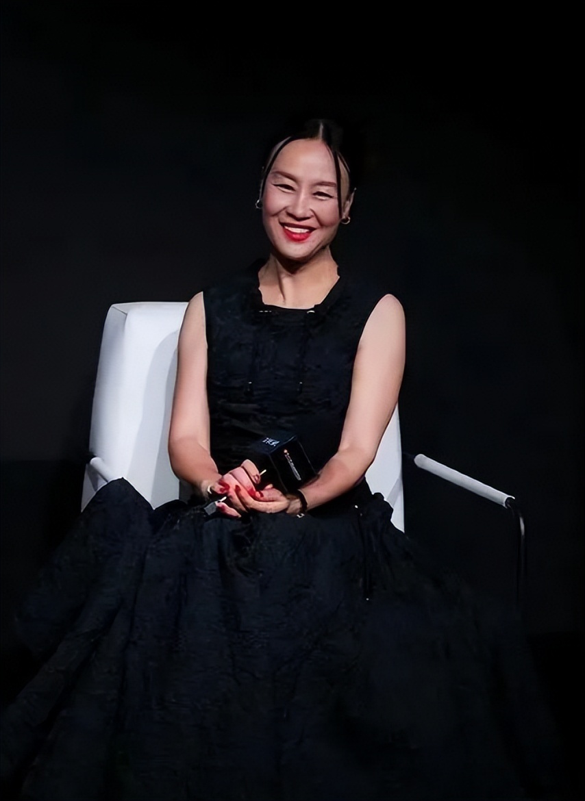 57-year-old Wu Junmei is in the same frame as 44-year-old Zhang Ziyi ...