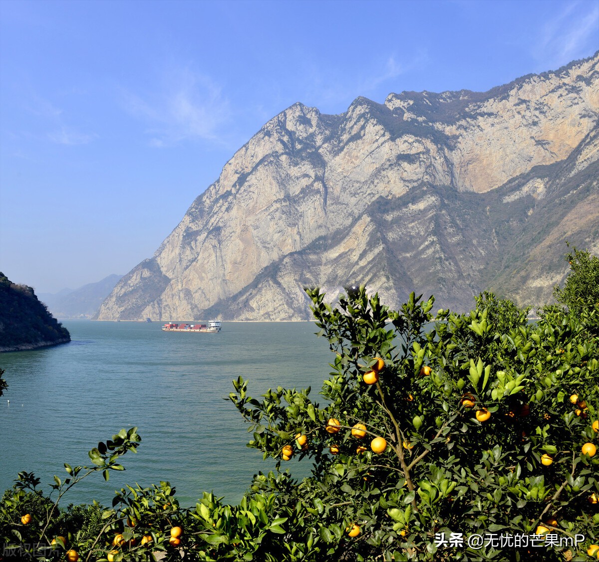 He jumped into the Miluo River holding a stone, leaving only a piece of ...