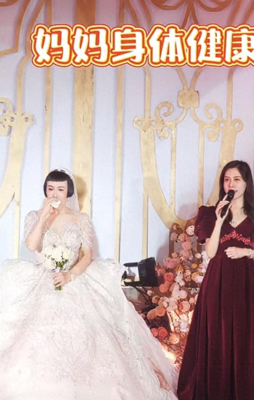 A 55-year-old female internet celebrity brought five children to marry ...